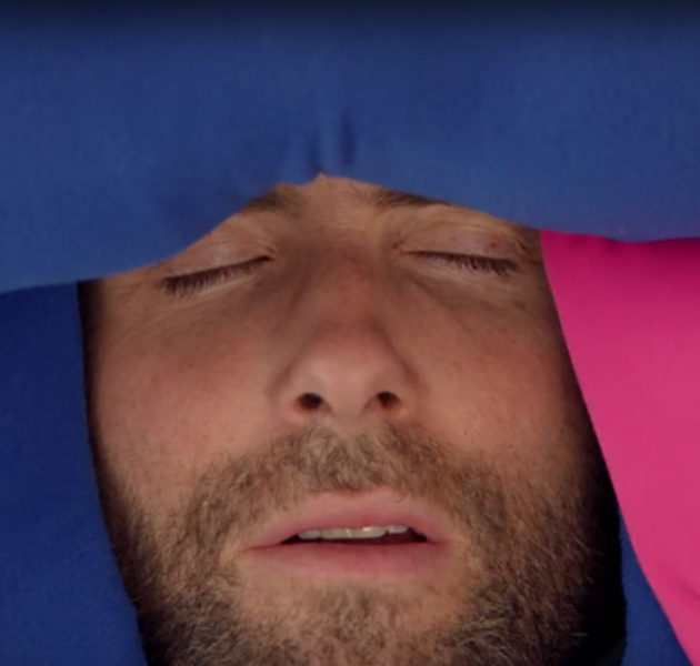 Adam Levine é um "Pokémon" em fuga no novo clipe do Maroon 5 - Site RG ...