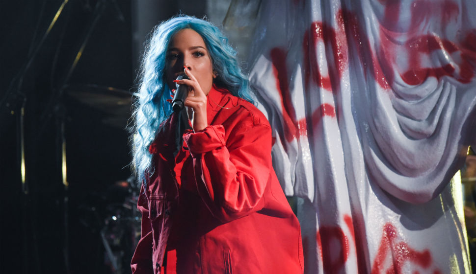 Halsey canta Now or Never no "The Late Show" - Site RG – Moda, Estilo ...