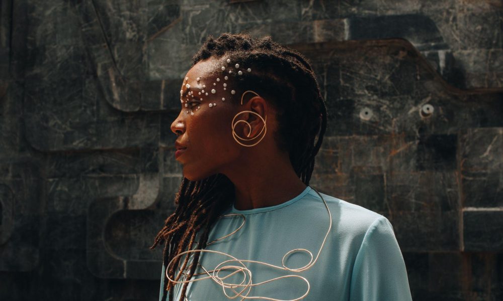 "Sussurro", novo single de Nath Rodrigues, traz elegância pop; assista ...