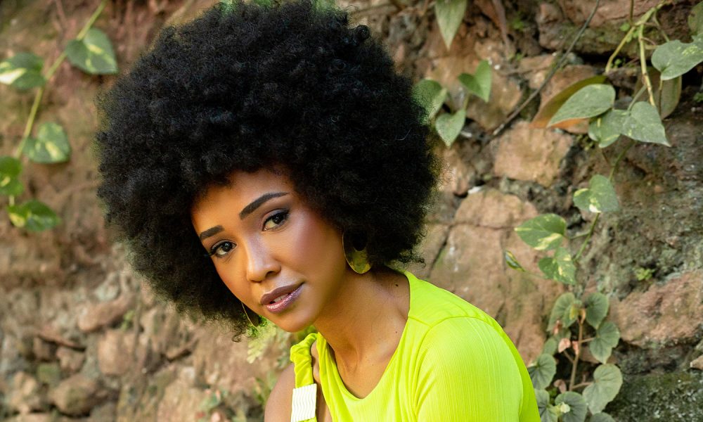 Vilã de “Amor Perfeito”, Kênia Bárbara estreia em “Os Outros”