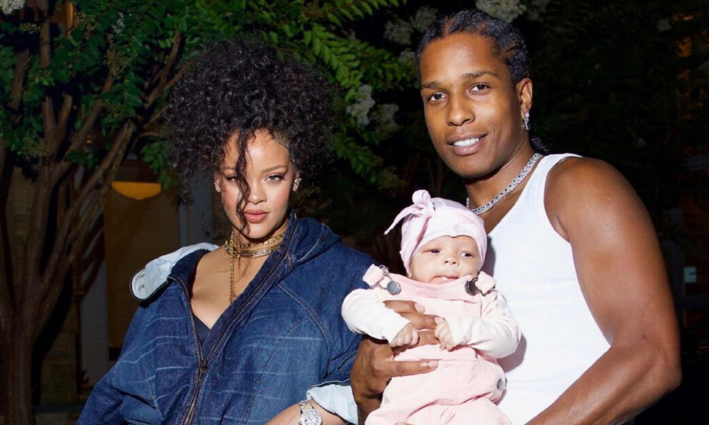 Rihanna exibe pela primeira vez seu segundo filho com A$AP Rocky